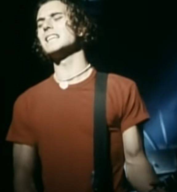 Q101 Twisted 8 Ball (featuring Blink-182, 311, Bush, Sum 41, Puddle of ...